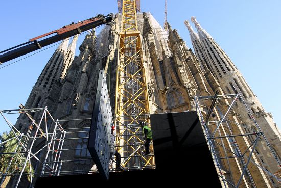 Worker Prepare Scaffolding Giant Television Screens Editorial Stock ...