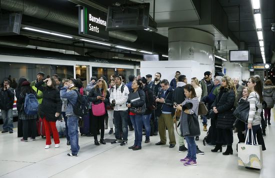 Commuters Look Information Board Sants De Editorial Stock Photo - Stock ...
