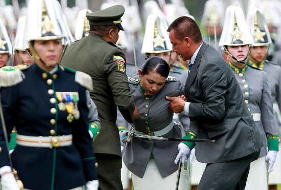 Colombian Police Officers Lift Female Cadet Redaktionelles Stockfoto ...