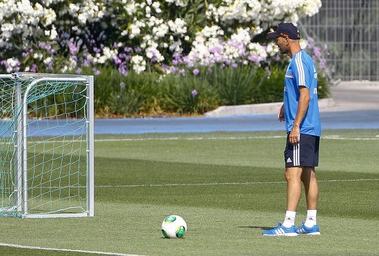 Real Madrids Assistant Coach Zinedine Zidane Editorial Stock Photo ...