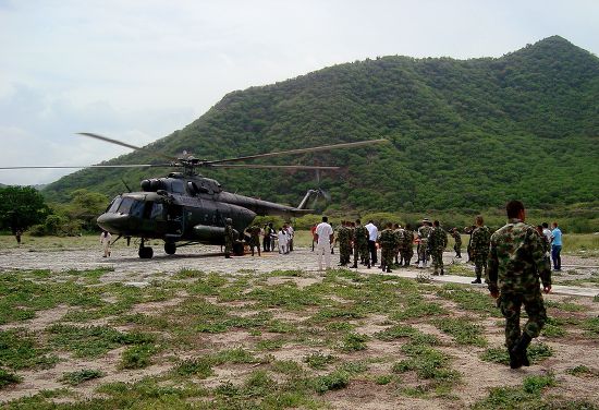 Colombian Soldiers Pick Indigenous Helicopter Take Editorial Stock ...