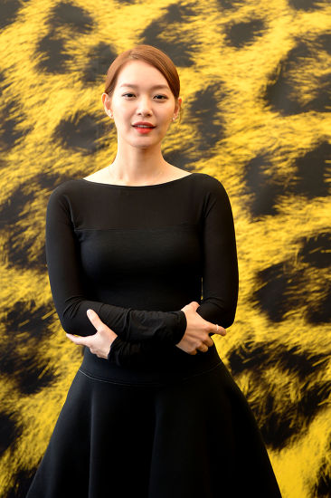 South Korean Actress Mina Shin Poses - Foto de stock de contenido ...