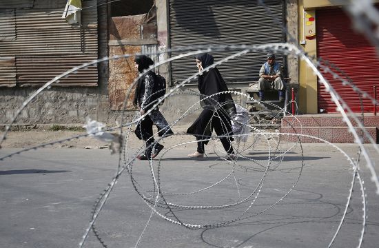 Kashmiri Muslim Girls Cross Over Razor Editorial Stock Photo - Stock ...
