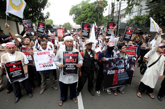 Indonesian Muslims Shout Slogans They Hold Editorial Stock Photo ...