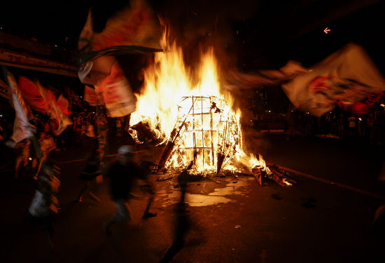 Filipino Protesters Burn Effigy Late Dictator Editorial Stock Photo ...