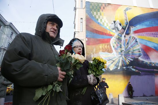 Muscovites Carry Flowers Unveiling Monument Russian - Foto de stock de ...
