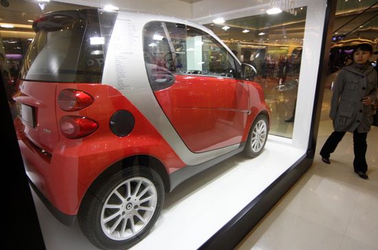 Mercedesbenz Smart Car Vending Machine Wangfujing Editorial Stock Photo ...