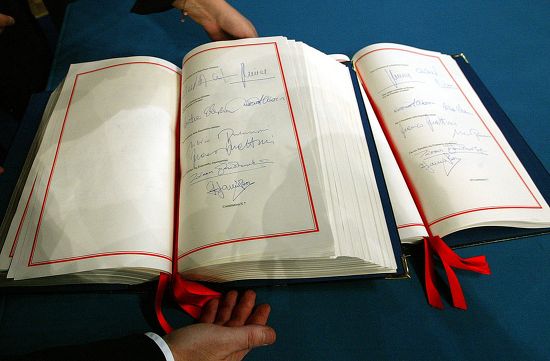 Book Signatures European Leaders End Signing Editorial Stock Photo ...