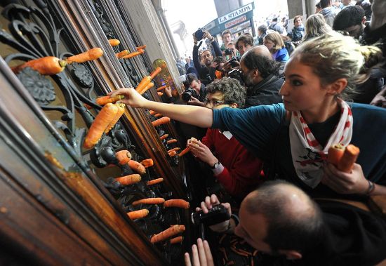 Students Throw Carrots Against Headquarters Ministry Editorial Stock ...