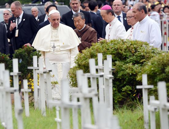 Pope Francis Visits Garden White Crosses Editorial Stock Photo - Stock ...