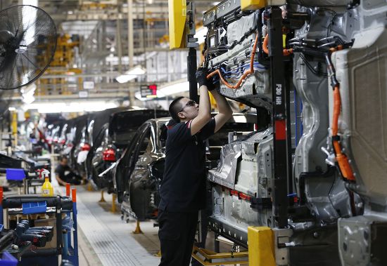 Thai Technicians Work On Bmw Cars Editorial Stock Photo - Stock Image ...