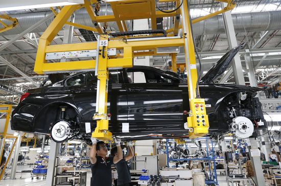 Thai Workers Work On Bmw 330e Editorial Stock Photo - Stock Image ...
