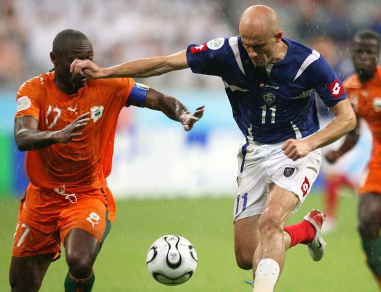 Cyrille Domoraud Ivory Coast Fights Ball Editorial Stock Photo - Stock ...