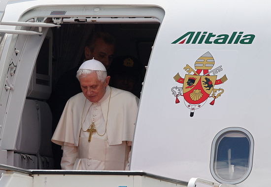 Pope Benedict Xvi Emerges His Aircraft Editorial Stock Photo - Stock ...