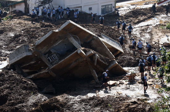 Filipino Policemen Walk Past Toppled House Editorial Stock Photo ...