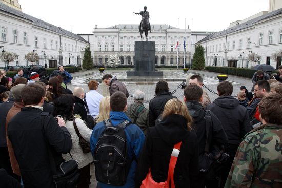 Outpouring Grief Gate Presidential Palace Warsaw Editorial Stock Photo ...