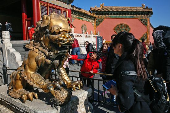 Tourists Touch Lion Statue They Visit Editorial Stock Photo - Stock ...