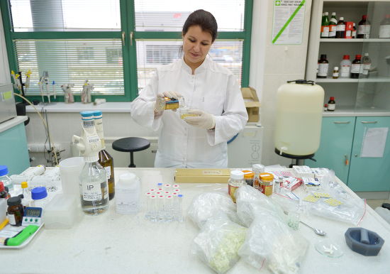 Lab Attendant Examine Sample Pharmaceuticals Laboratory Editorial Stock ...
