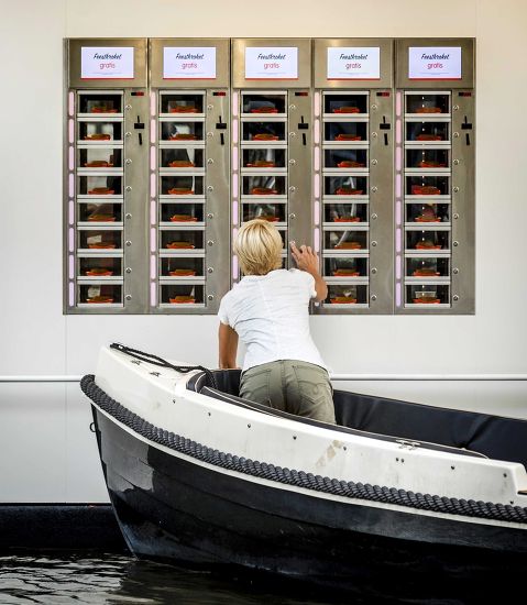 Customers Drives By Floating Snack Vending - Foto de stock de contenido ...