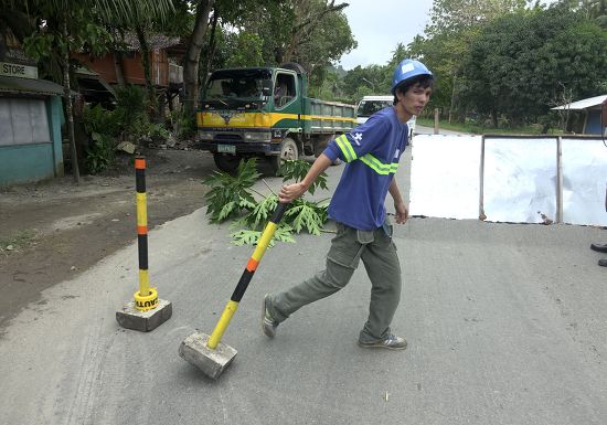 Filipino Government Worker Places Barriers Damaged Editorial Stock ...