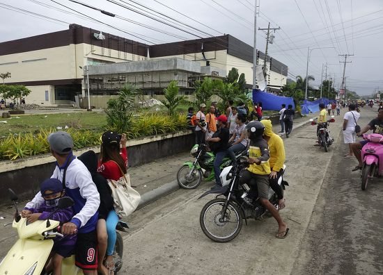 Filipino Motorists Seen Damaged Road Earthquakehit Editorial Stock ...