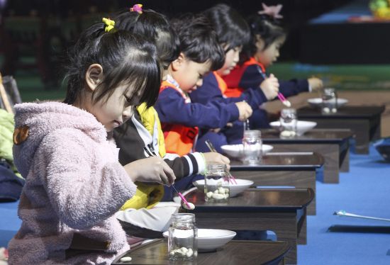 Young Children Use Chopsticks Transfer Small Editorial Stock Photo ...