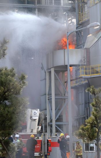 Firefighters Battle Fire That Erupted Toluene Editorial Stock Photo ...