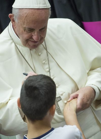 Pope Francis Signs Boys Arme Autograph Editorial Stock Photo - Stock ...