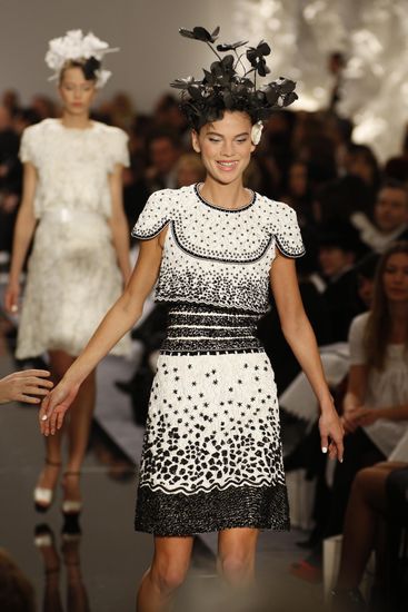 Model Falls On Catwalk Editorial Stock Photo - Stock Image | Shutterstock