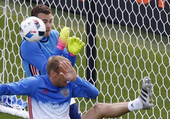 Russian Goalkeeper Igor Akinfeev Action Teammate - Foto de stock de ...