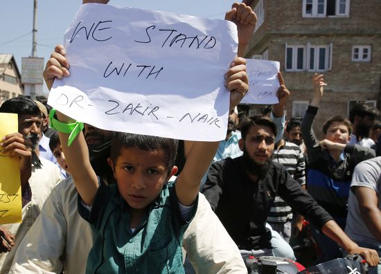 Kashmiri Muslims Hold Placards Shout Slogans Editorial Stock Photo ...