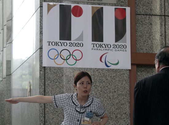 Receptionist Talks Visitor Under Tokyo 2020 Editorial Stock Photo ...