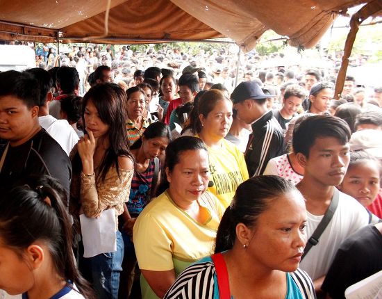 Crowd Filipinos Queue On Last Day Editorial Stock Photo - Stock Image ...