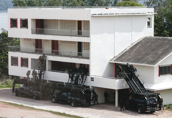 Special Forces Soldiers Climb Ladders Mobile Editorial Stock Photo ...