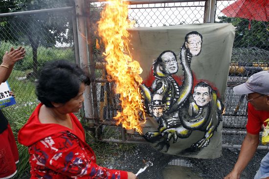Filipino Informal Settlers Burn Banner Portraits Redaktionelles ...