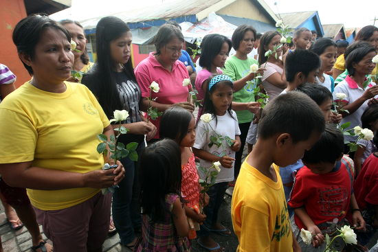 Filipinos Hold White Roses Offer Blessing Editorial Stock Photo - Stock ...