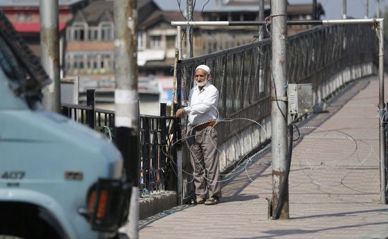 Kashmiri Man Pleads Indian Paramilitary Soldiers Editorial Stock Photo ...