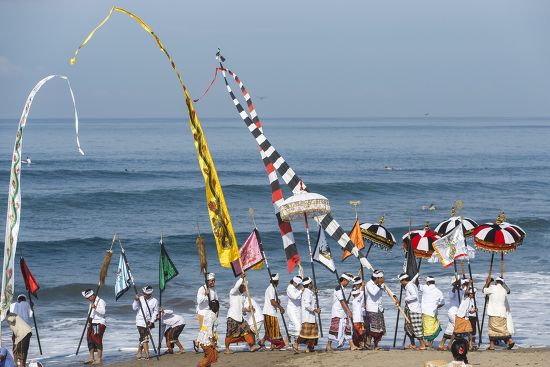 Balinese Hindu Devotees Carry Pratima Symbol - Foto de stock de ...