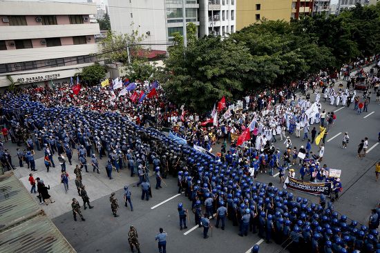 Filipino Activists R Clash Riot Police Editorial Stock Photo - Stock ...