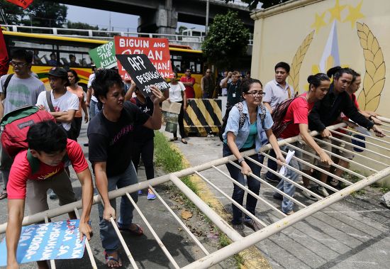 Filipino Protesters Remove Barrier Gate Military Editorial Stock Photo ...