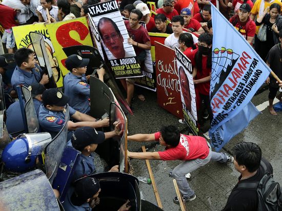 Filipino Protestors Police Clash Protestors Try Editorial Stock Photo ...