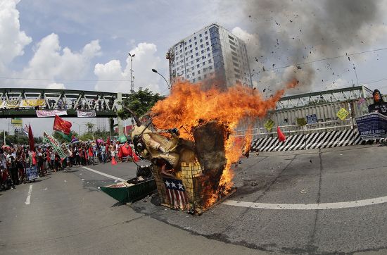 Filipino Protestors Burn Effigy Philippine President Editorial Stock ...