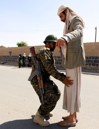 Member Houthi Militia Checks Man Checkpoint Editorial Stock Photo ...
