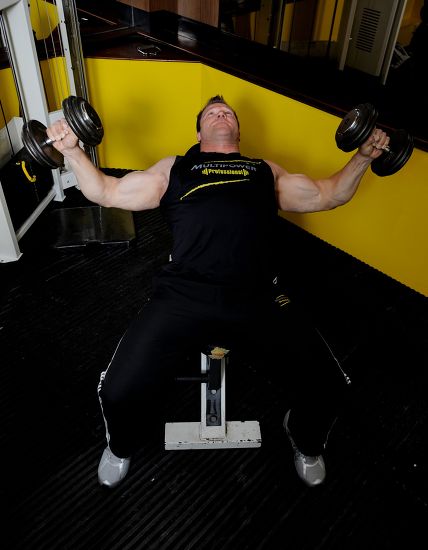 Bodybuilder Gunter Schlierkamp Demonstrates Lifting Technique Editorial ...