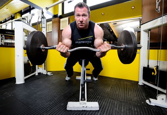 Bodybuilder Gunter Schlierkamp Demonstrates Lifting Technique Editorial ...