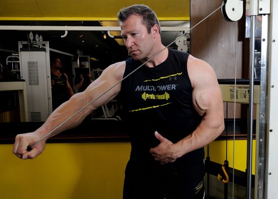Bodybuilder Gunter Schlierkamp Demonstrates Lifting Technique Editorial ...