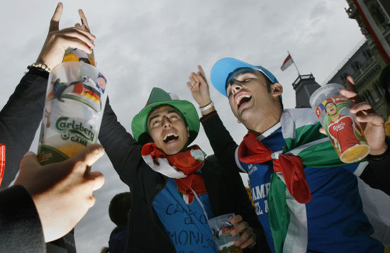 Italy Fans Enjoying Beer Vienna Fanzone Editorial Stock Photo - Stock ...