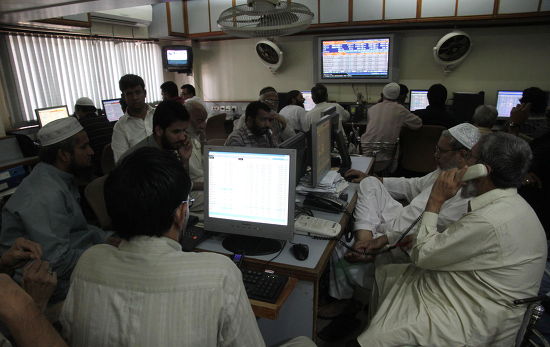 Pakistani Traders Monitor Shares Prices Karachi Editorial Stock Photo ...