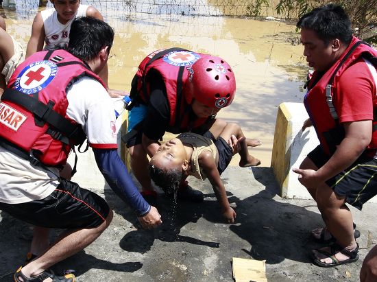 Filipino Rescuer Carries Child Who Drowned - Foto de stock de contenido ...