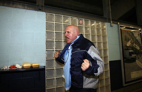 Manchester City Fans Celebrates Stadium Concourse - Foto de stock de ...